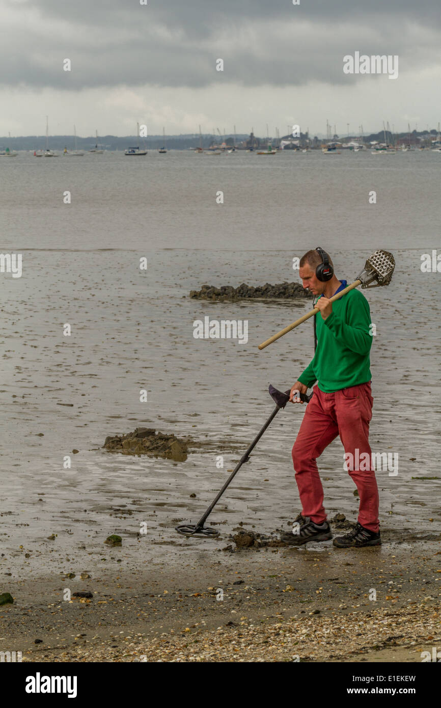 Man using metal detector on beach, Poole Harbour, UK Stock Photo - Alamy
