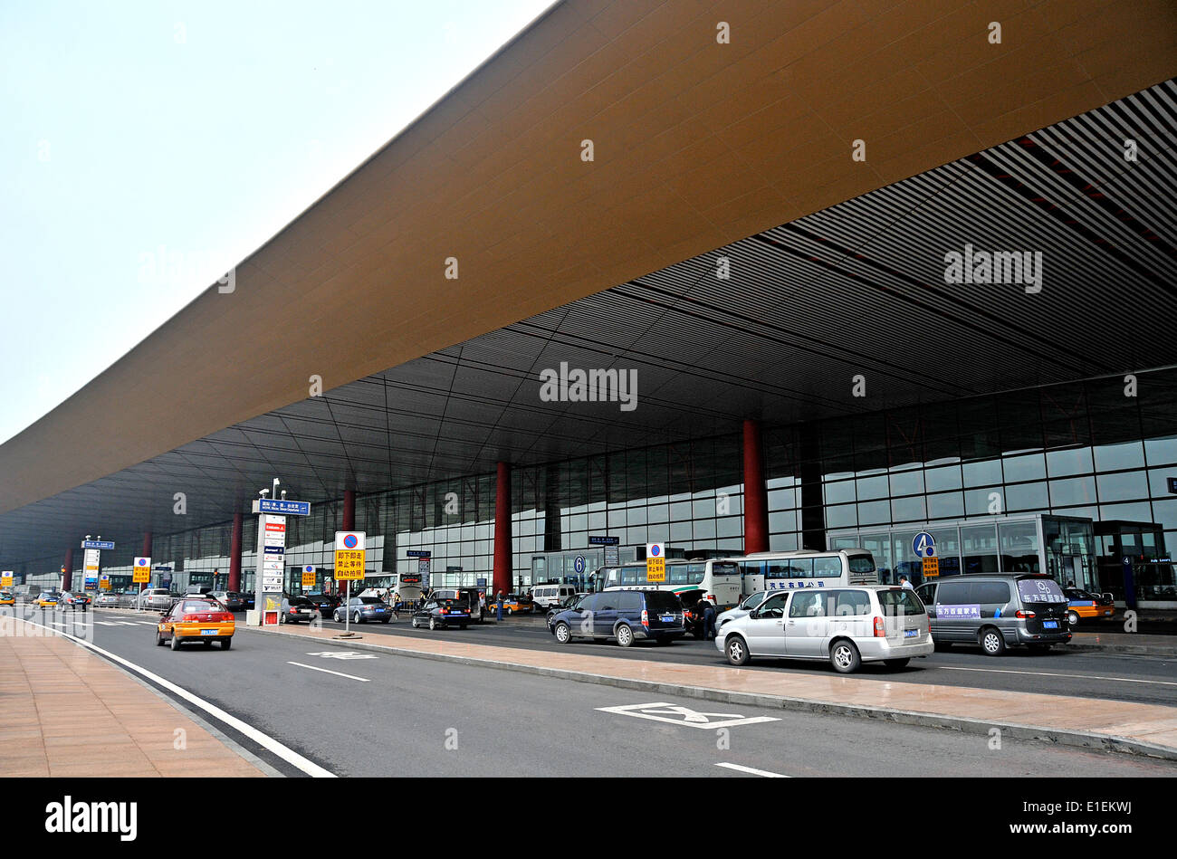 Terminal 3 sign hi-res stock photography and images - Alamy