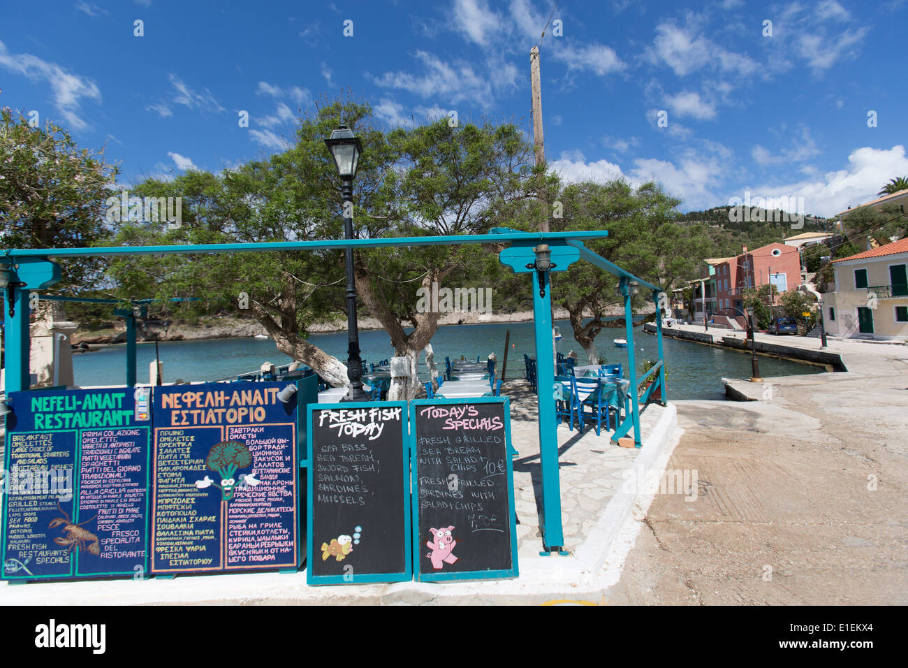 Village of Assos, Kefalonia. Picturesque view of an empty waterfront ...