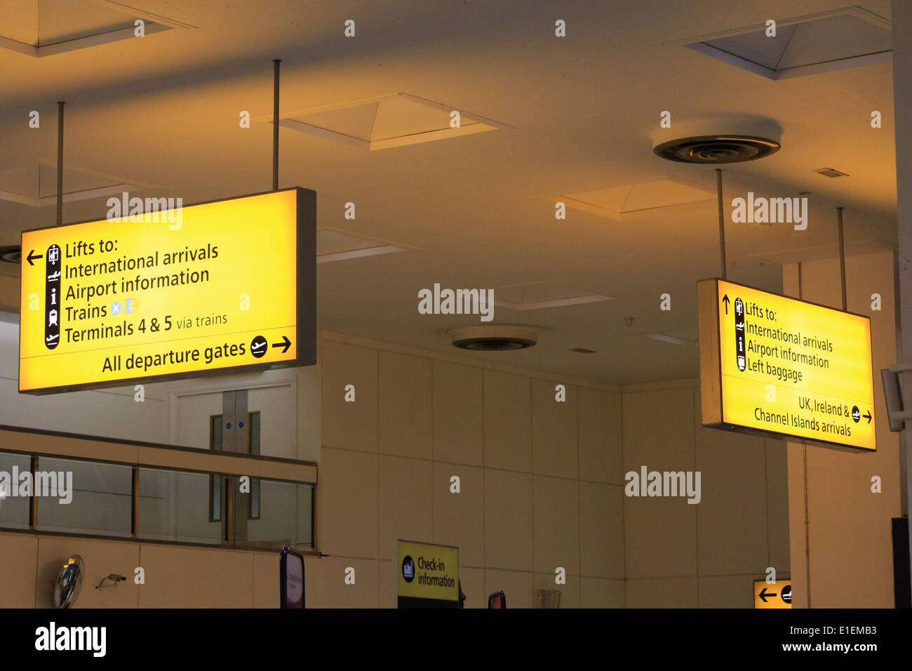 Airport sign inside Terminal 2 at Heathrow Airport Stock Photo - Alamy