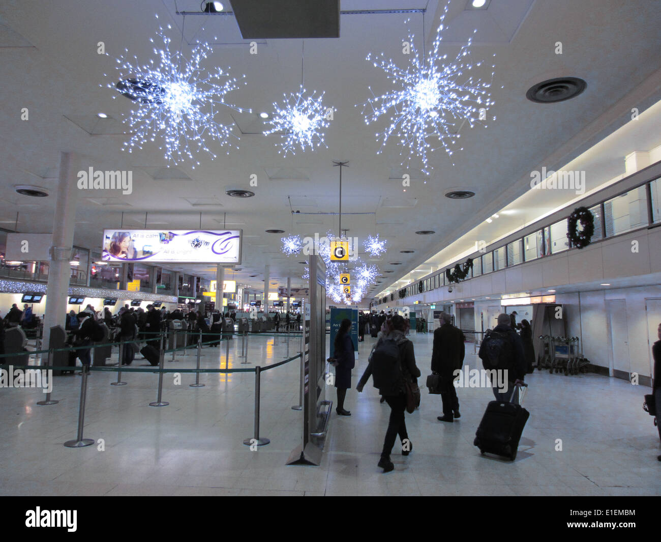 Passenger concourse at London Heathrow airport Stock Photo - Alamy