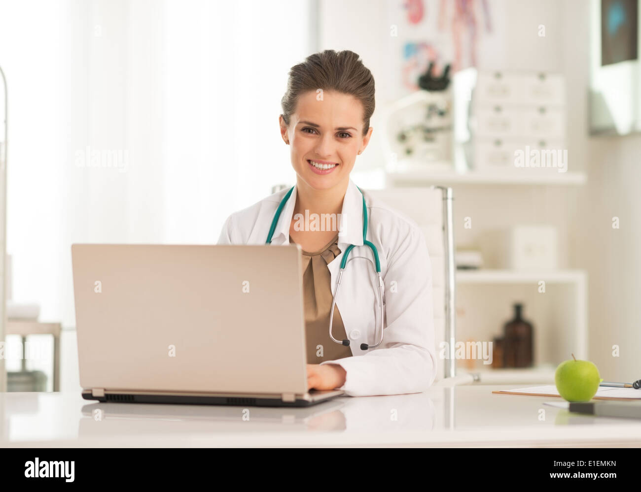 Medical doctor woman working on hi-res stock photography and images - Alamy