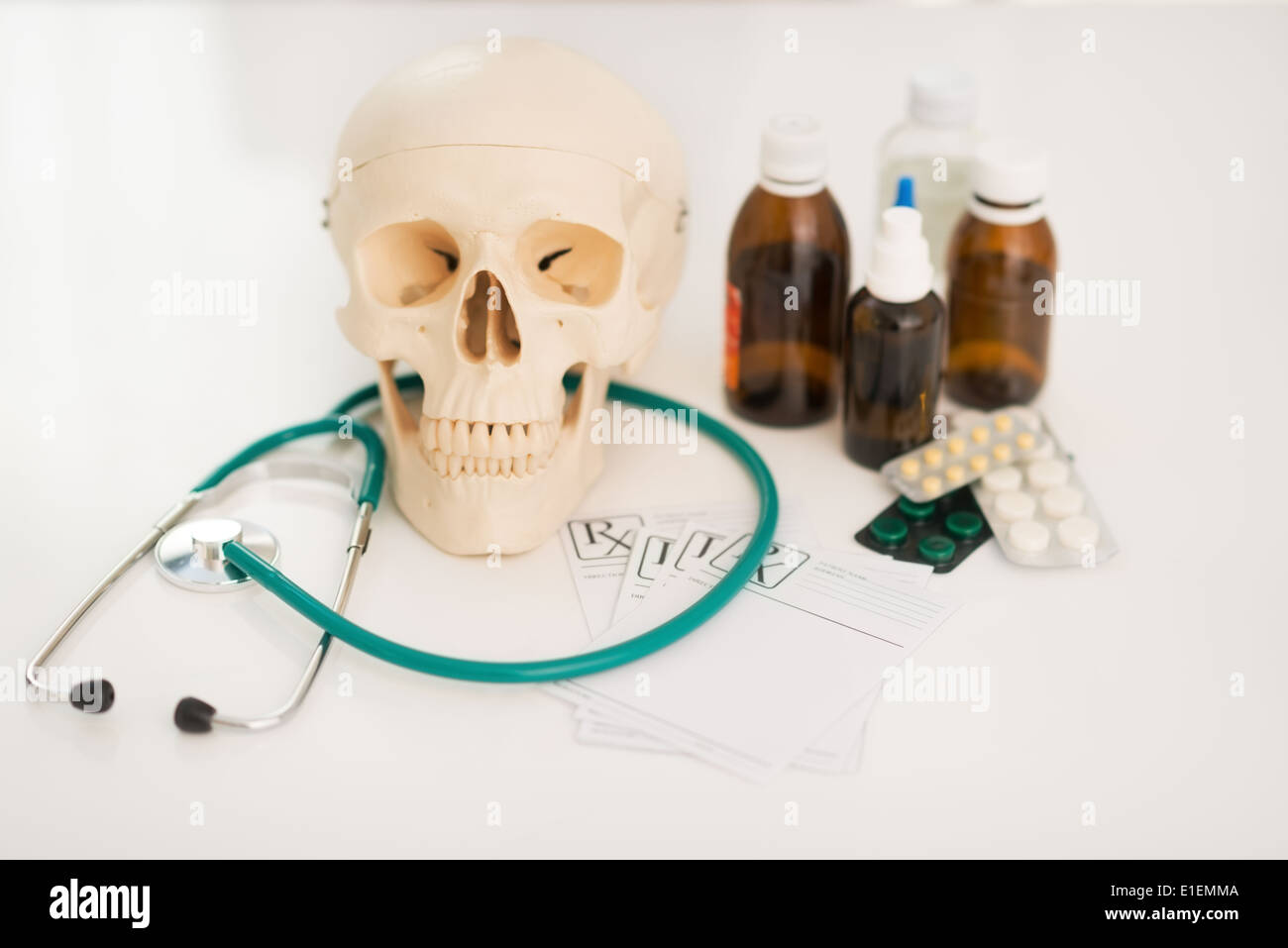 Skull drugs hi-res stock photography and images - Alamy