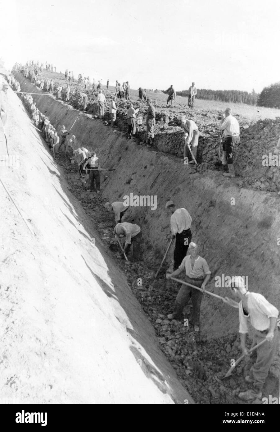 Work on the East Prussian defensive by the Reichsarbeitsdienst (Reich ...
