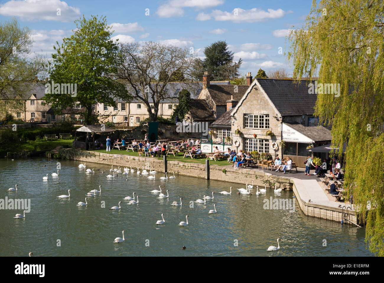 Riverside house thames hi-res stock photography and images - Alamy