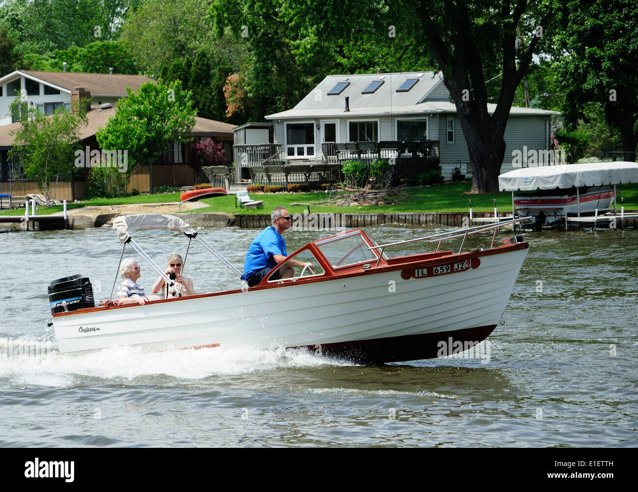 People enjoying pleasure boating / jet skiing on the Fox River in ...