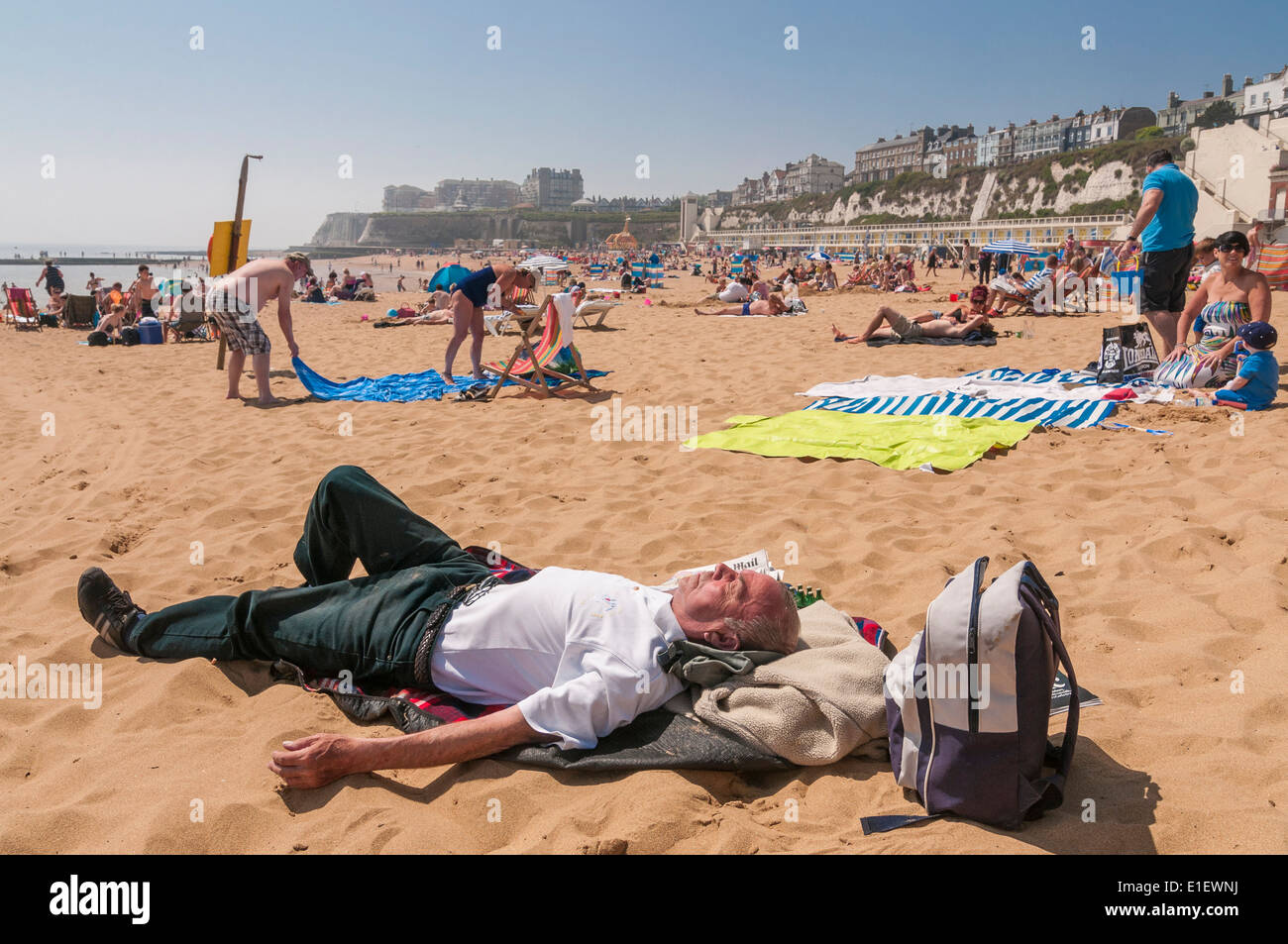Man sleeping on beach hi-res stock photography and images - Alamy