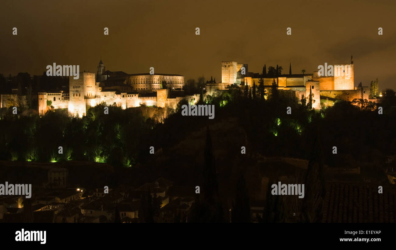 Night view la alhambra granada hi-res stock photography and images - Alamy