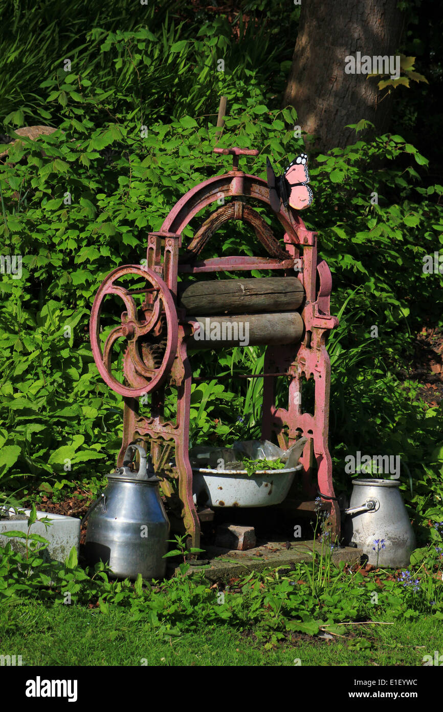 Old mangle hi-res stock photography and images - Alamy
