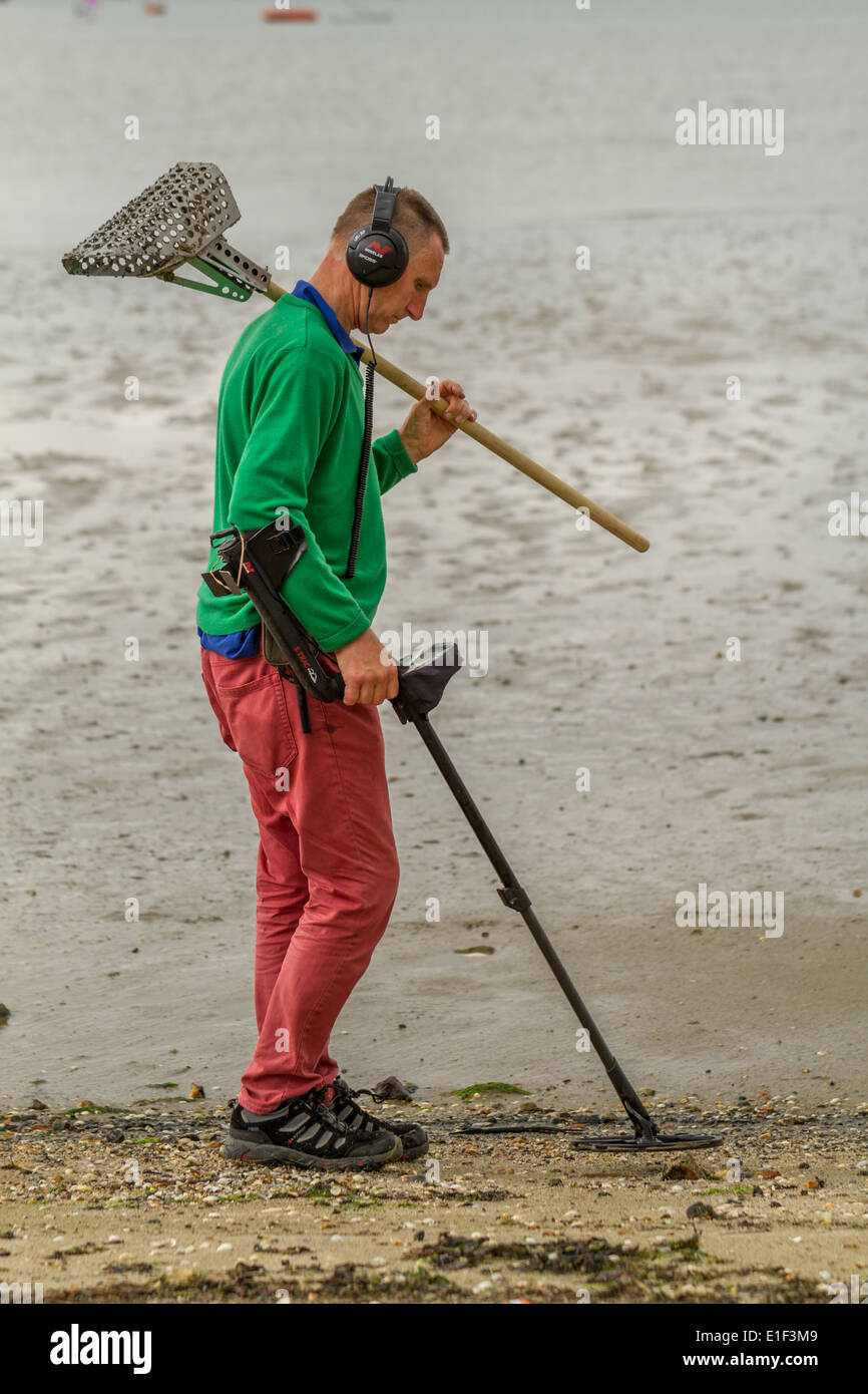 Man using metal detector on beach, Poole Harbour, UK Stock Photo - Alamy