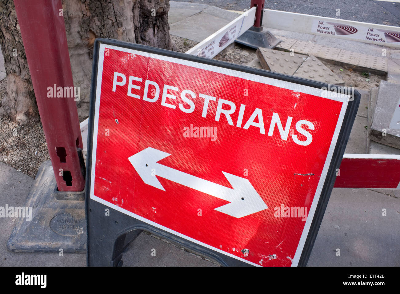 Pedestrians sign hi-res stock photography and images - Alamy