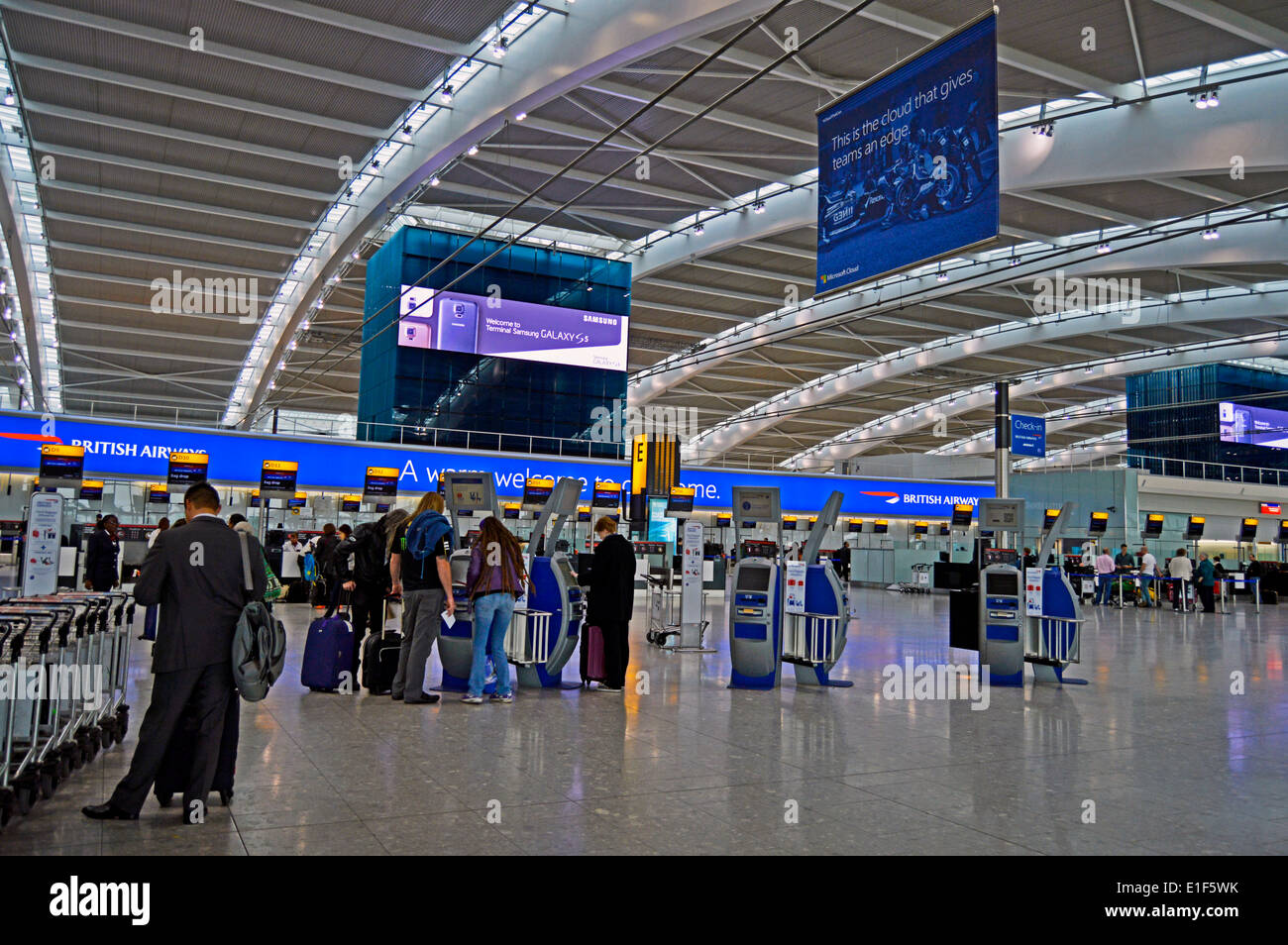 Heathrow terminal check in desks hi-res stock photography and images ...
