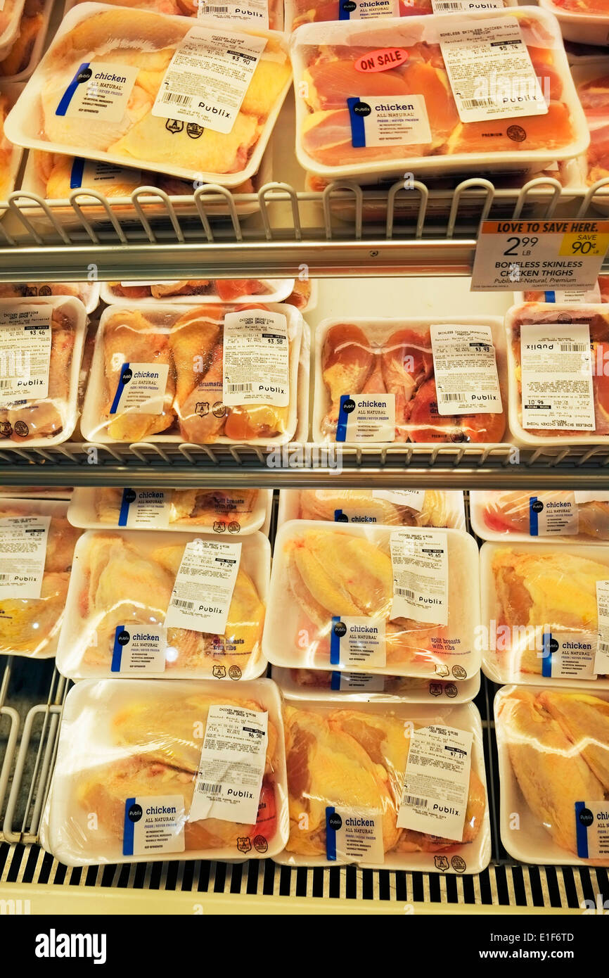 Fresh chicken for sale at a grocery store Stock Photo - Alamy