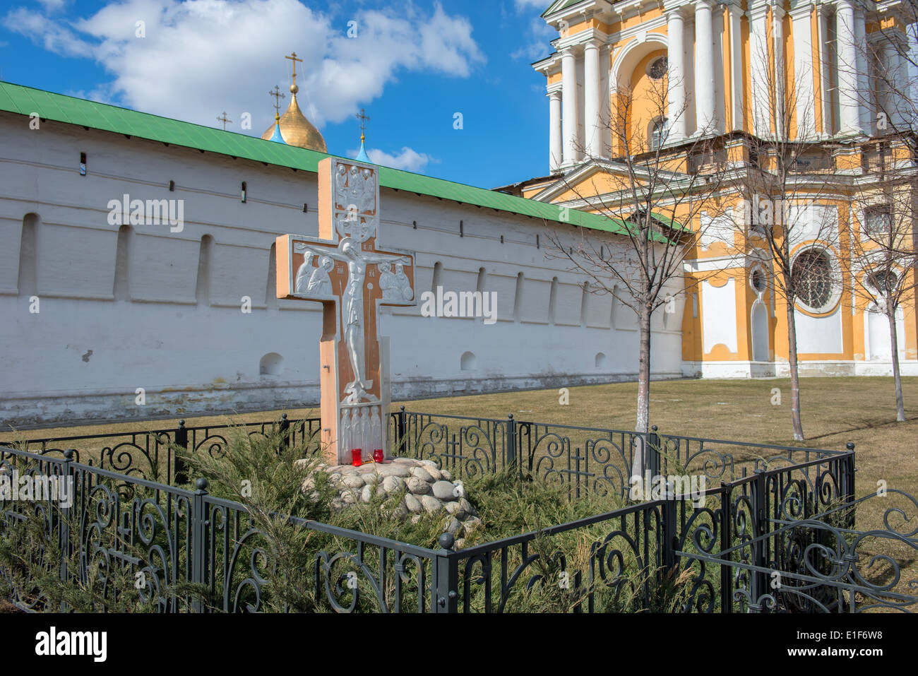 Moscow, worship the cross at Novospassky Monastery Stock Photo - Alamy