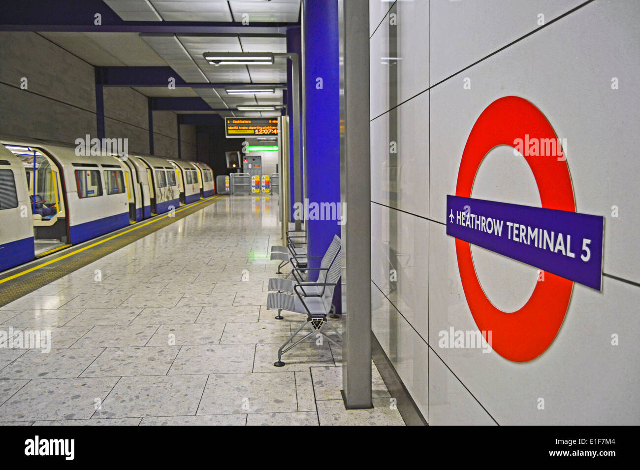 Piccadilly line heathrow hi-res stock photography and images - Alamy
