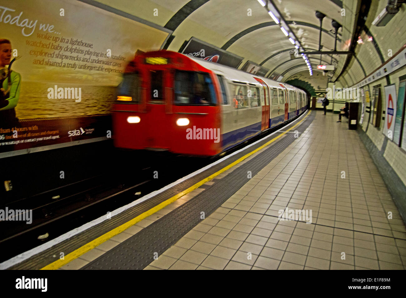 Bakerloo Line platform at Marylebone Underg round Station, London ...