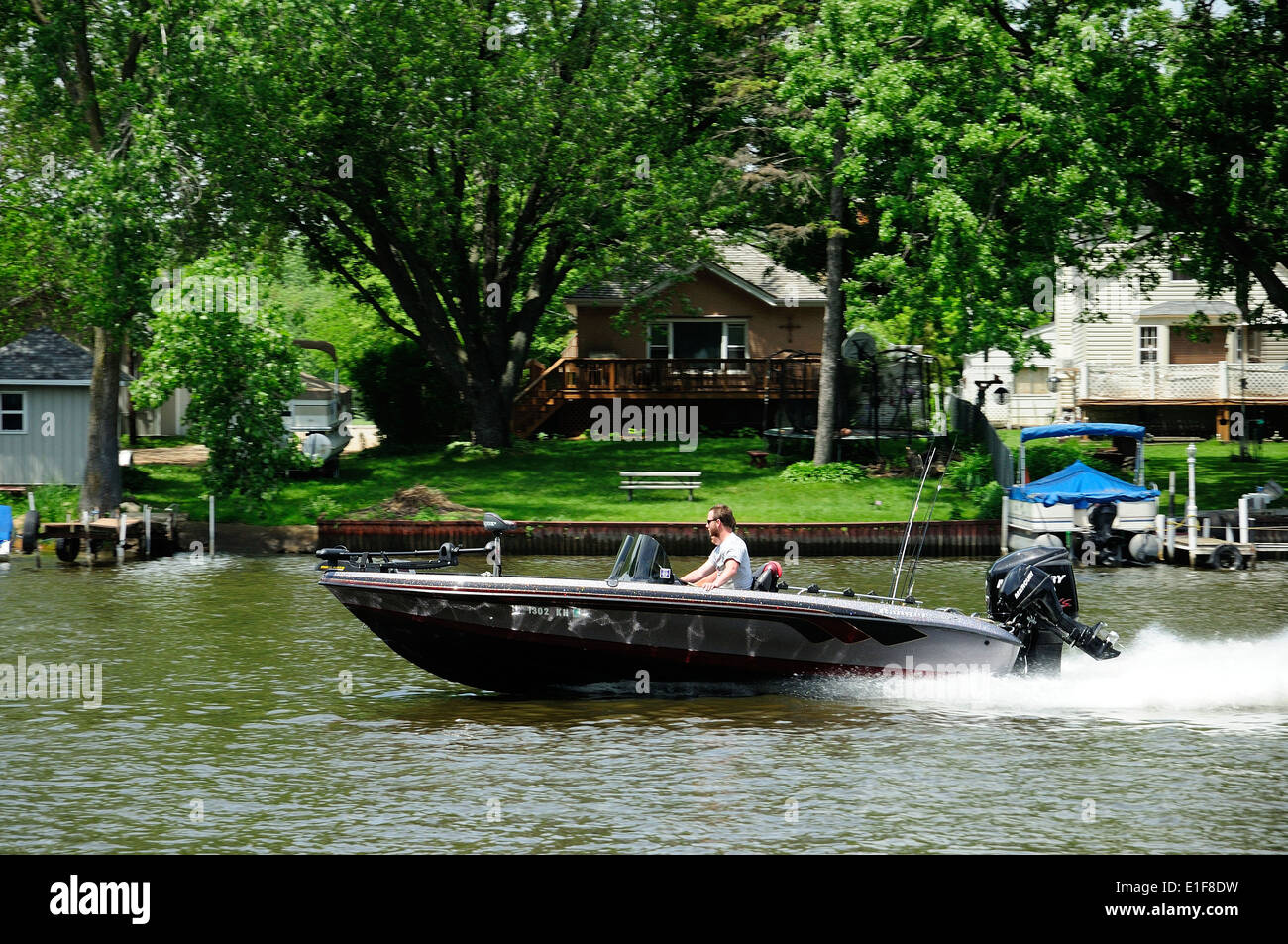People enjoying pleasure boating / jet skiing on the Fox River in ...