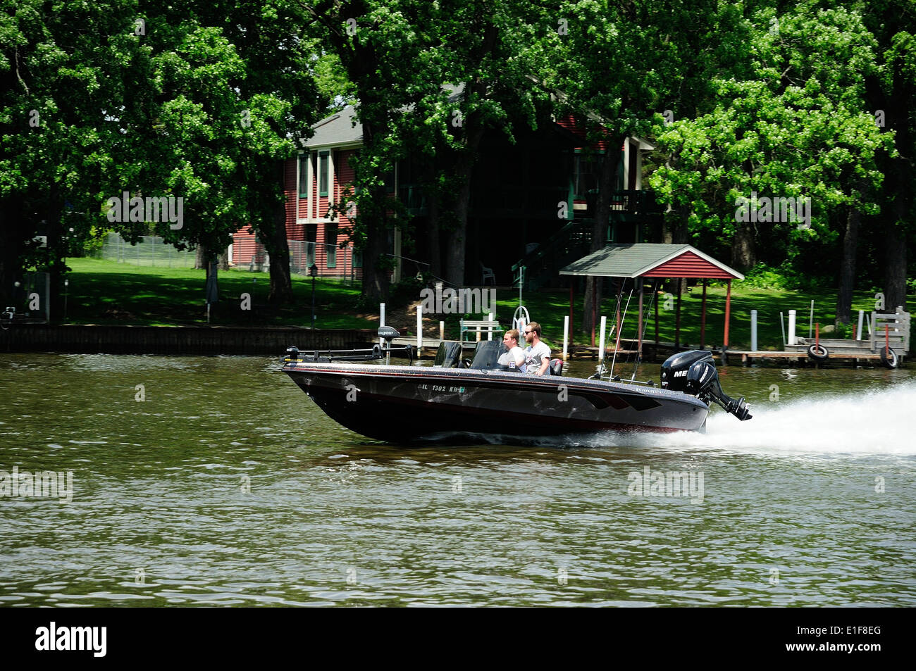 People enjoying pleasure boating / jet skiing on the Fox River in ...