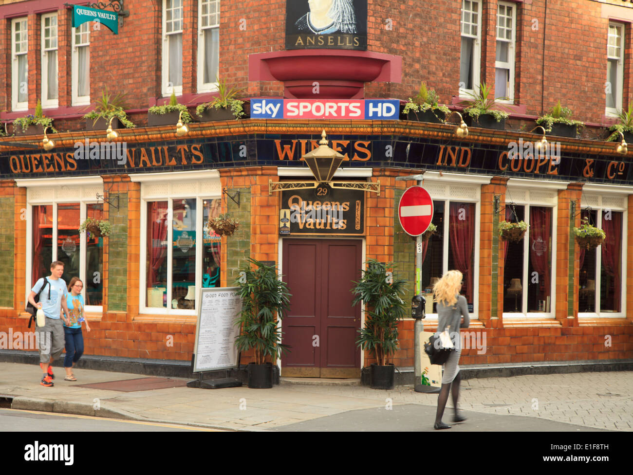 UK, Wales, Cardiff, street scene, pub, restaurant, people Stock Photo ...