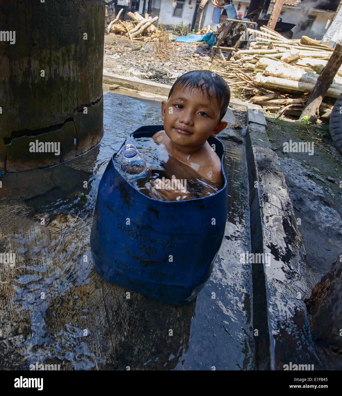 Bucket bath hi-res stock photography and images - Alamy