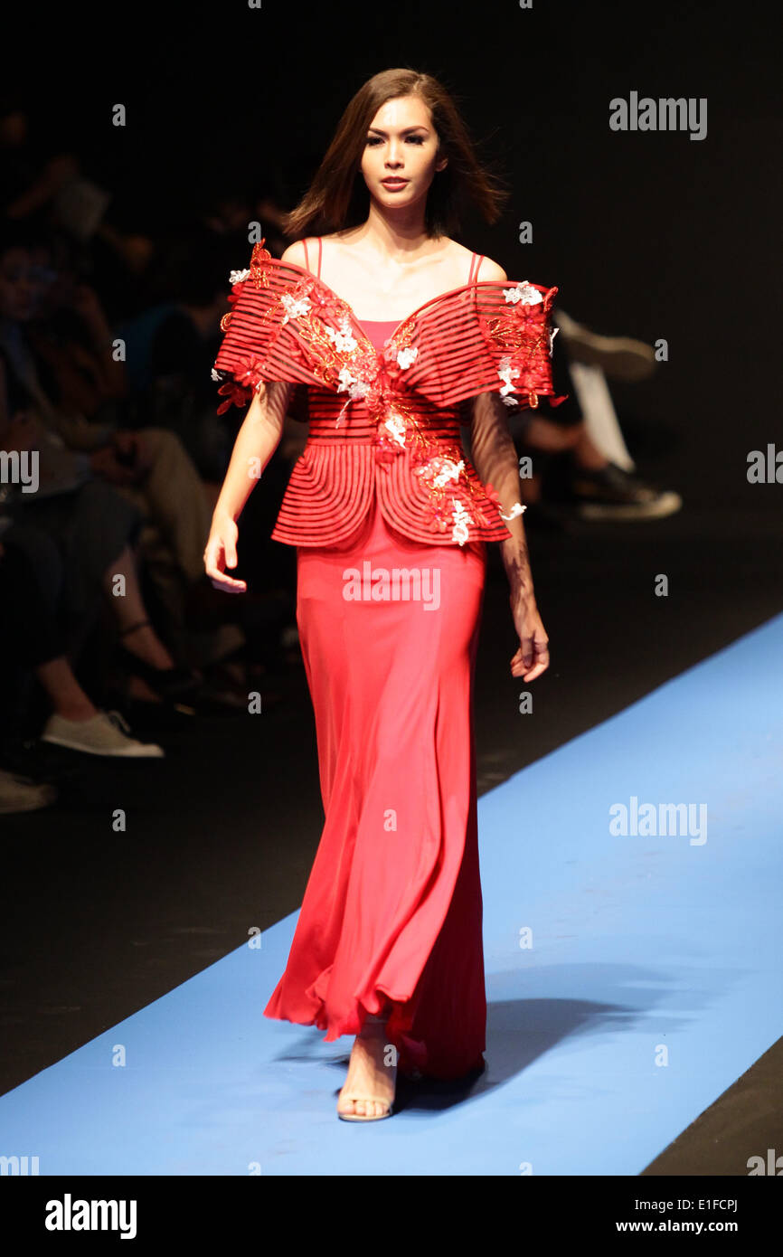 A model presents a creation of Richard Papa during the Philippine ...