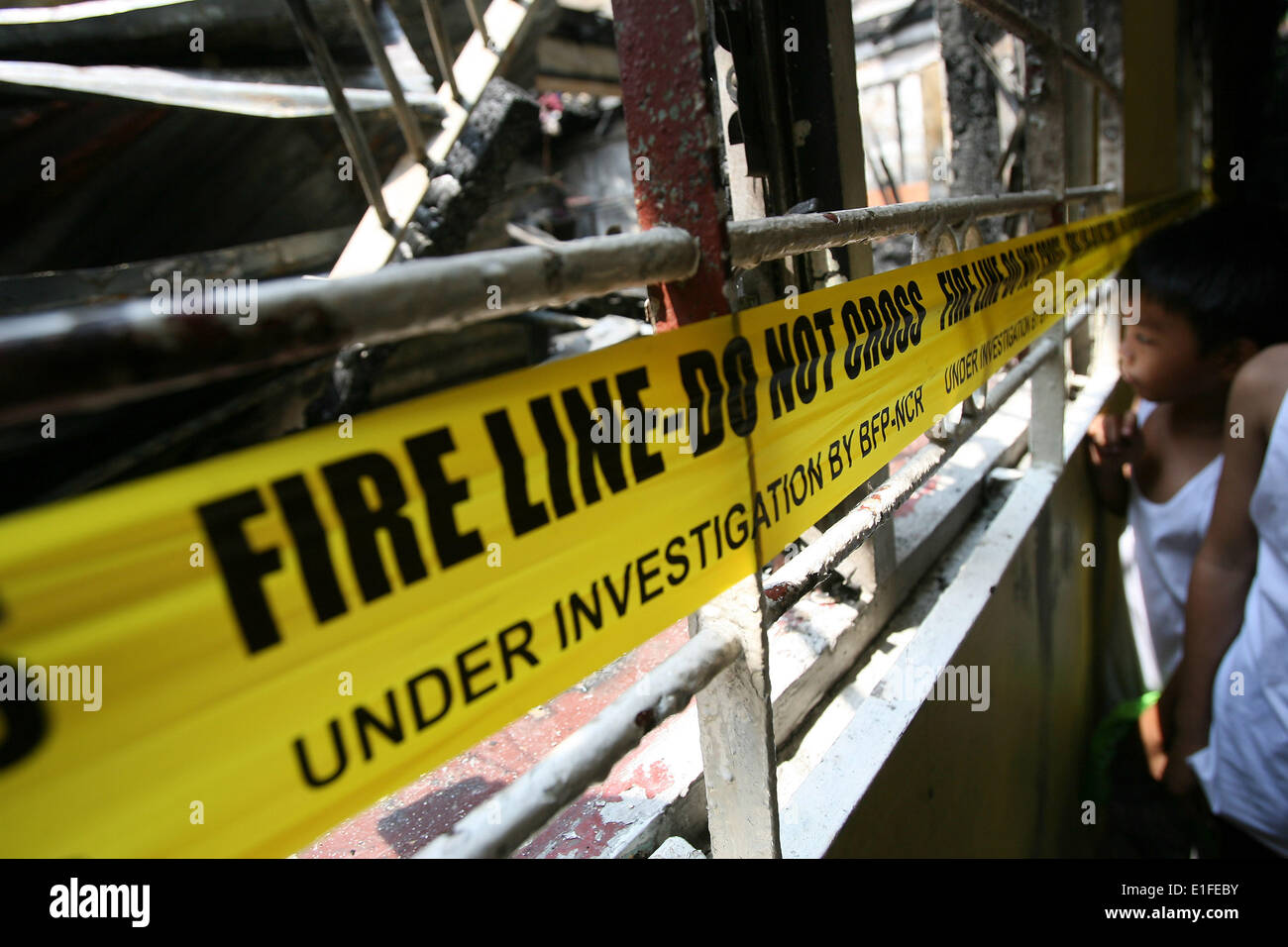 Manila, Philippines. 3rd June, 2014. Children look inside the burnt two ...