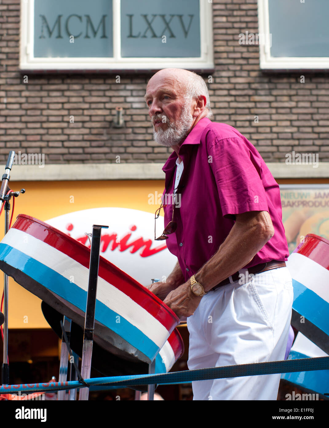 Musician on parade hi-res stock photography and images - Alamy