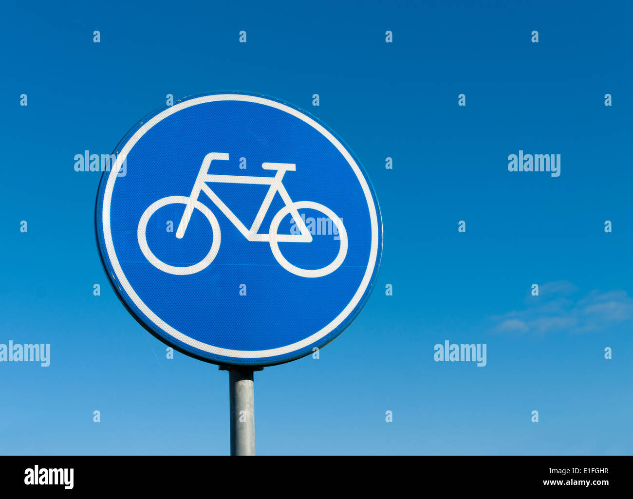 Round stop sign hi-res stock photography and images - Alamy
