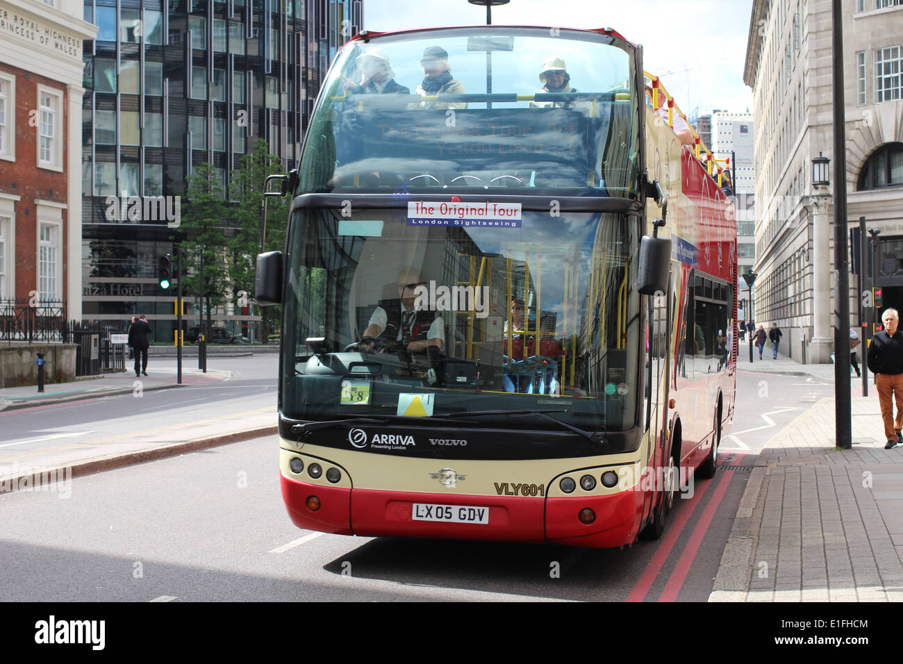 Original tour london bus hi-res stock photography and images - Alamy