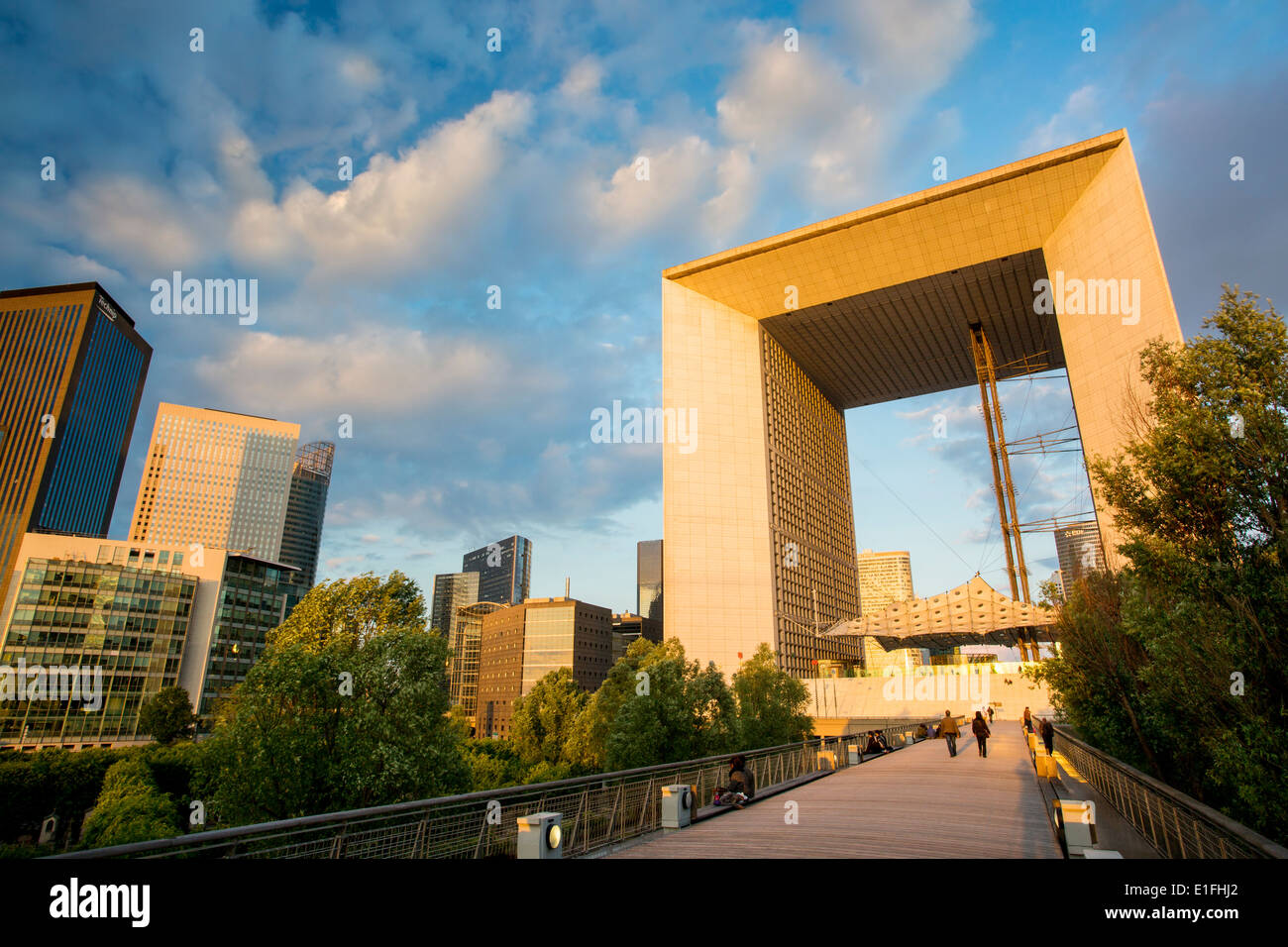 Sunset at the Grande Arche and modern buildings of La Defense, Paris ...