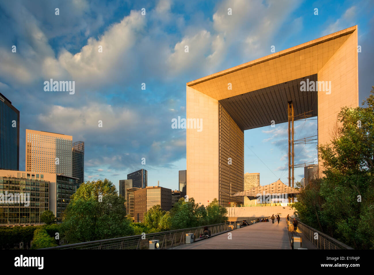 Setting sunlight on the Grande Arche and buildings of La Defense, Paris ...