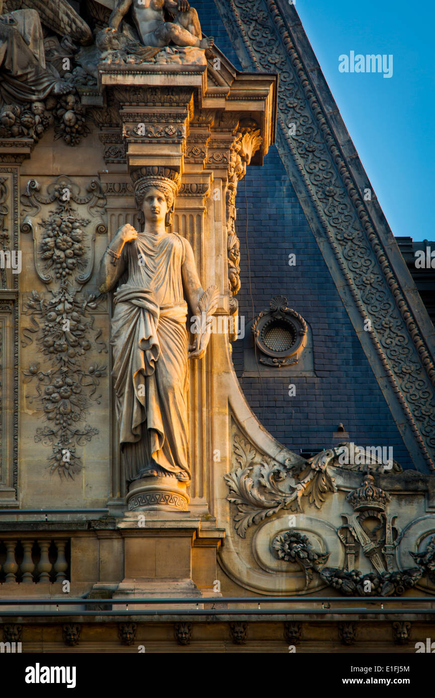 Female caryatid hi-res stock photography and images - Alamy