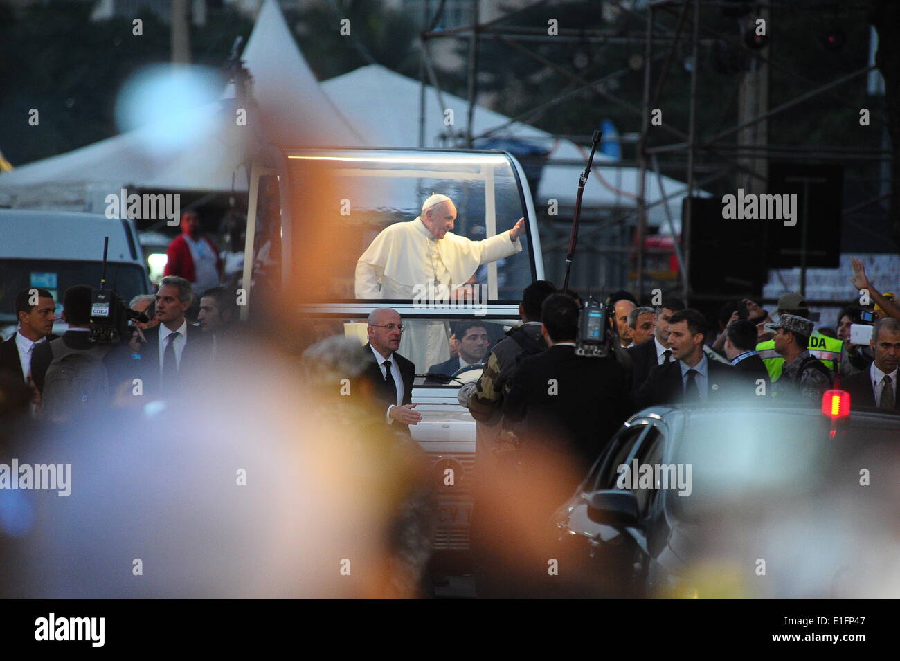 Waves to crowd waving to crowd hi-res stock photography and images - Alamy