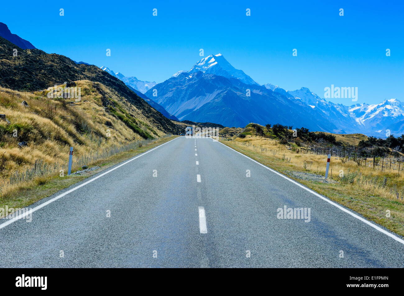 Road leading to Mount Cook National Park, South Island, New Zealand ...