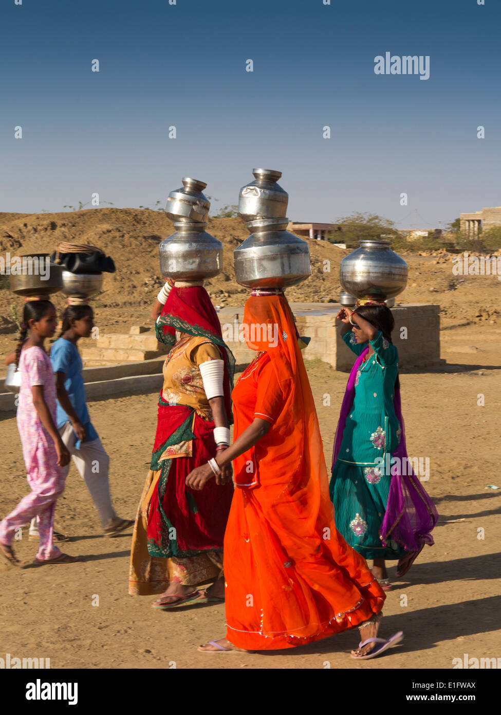 India, Rajasthan, Jaisalmer, Thar Desert, Khuri, women dressed in ...