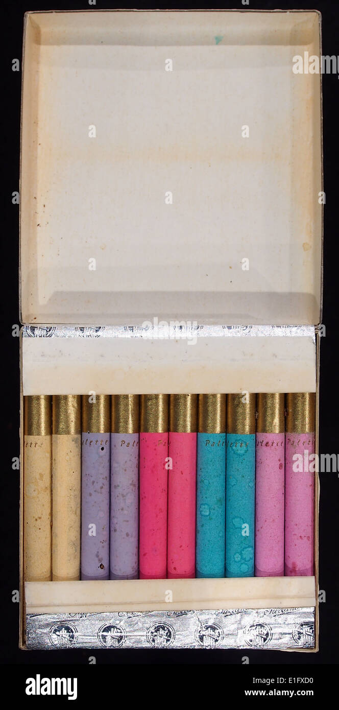 This image shows the interior of a Palette cigarettes pack, revealing ...