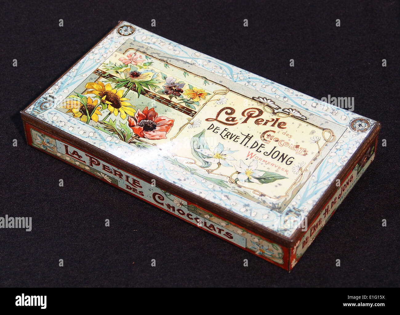 La Perle des Chocolats is a vintage chocolate tin from Erve H de Jong ...