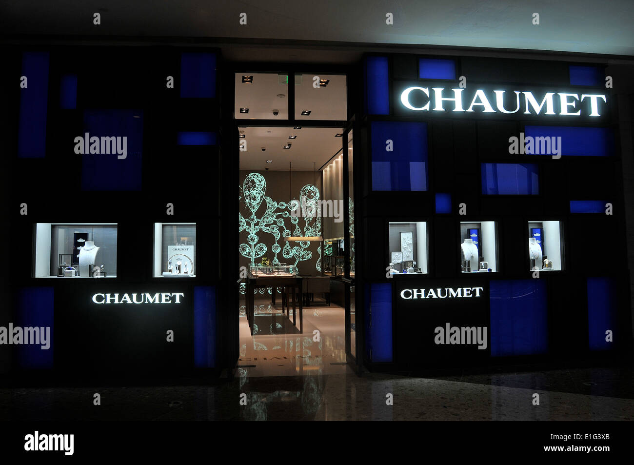 Chaumet hi-res stock photography and images - Alamy
