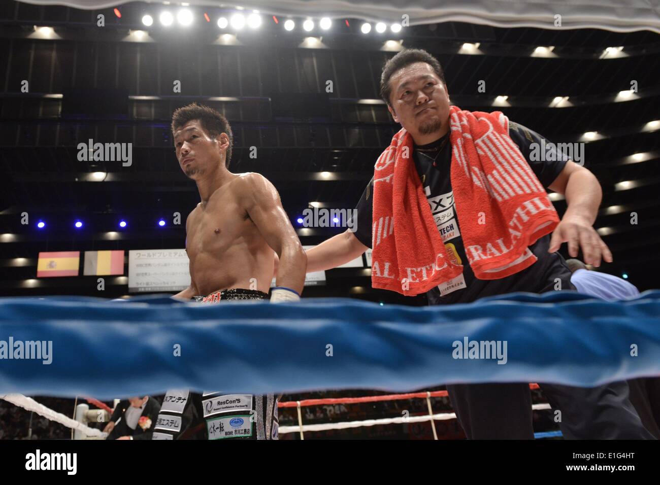 Osaka, Japan. 23rd Apr, 2014. (L-R) Hozumi Hasegawa (JPN), Masato Yamashita Boxing : Hozumi ...
