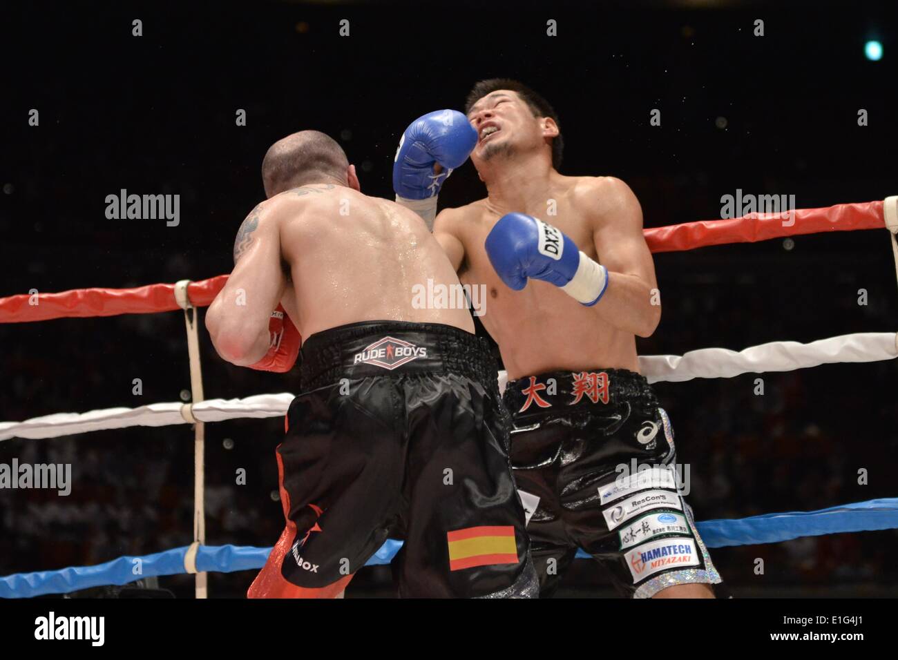 Osaka, Japan. 23rd Apr, 2014. (L-R) Kiko Martinez (ESP), Hozumi ...