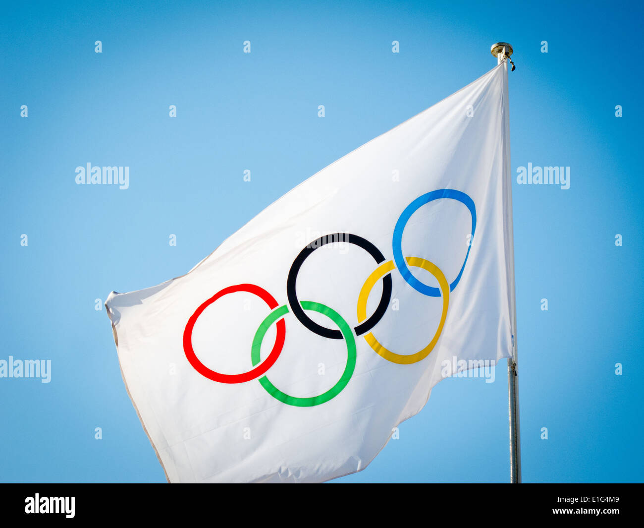 Olympic rings flag hi-res stock photography and images - Alamy