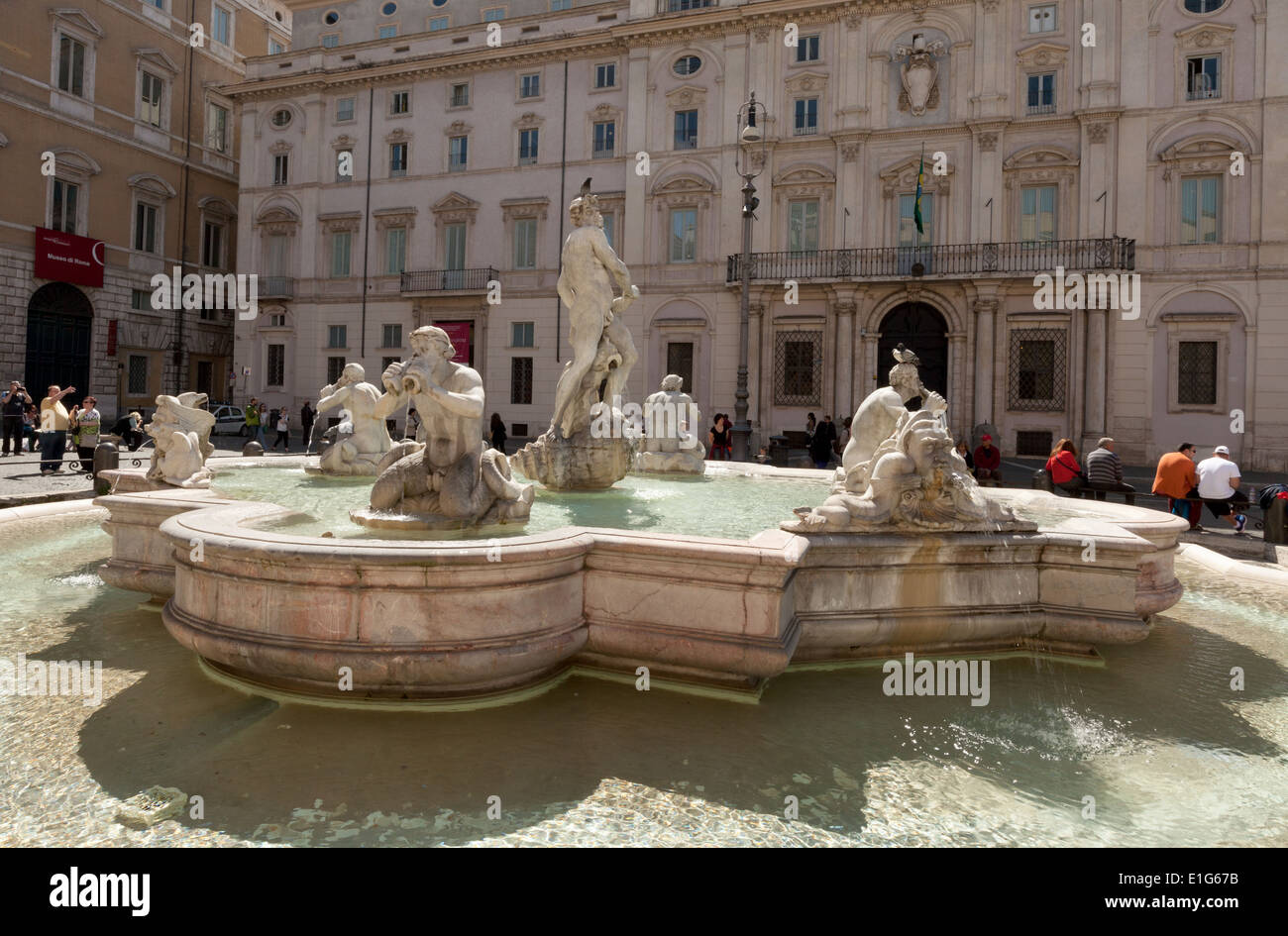 Fontana del Moro ( Fountain of the Moor ), at the southern end of the ...