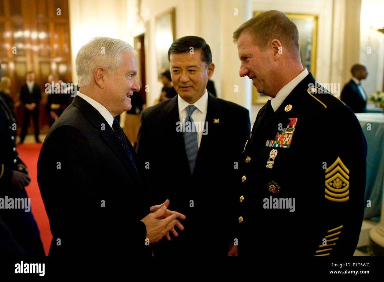 From left, Secretary of Defense Robert Gates, Secretary of Veterans ...