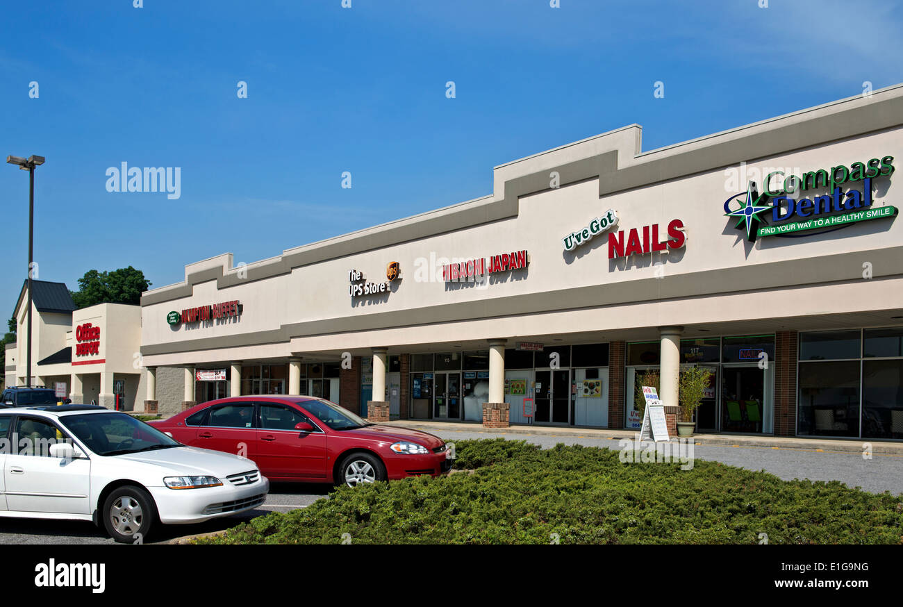 Mall entrance doors hi-res stock photography and images - Alamy