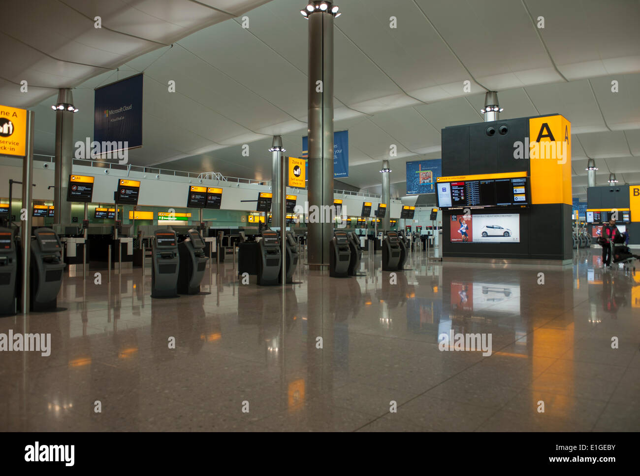Heathrow airport interior terminal 2 new hi-res stock photography and ...