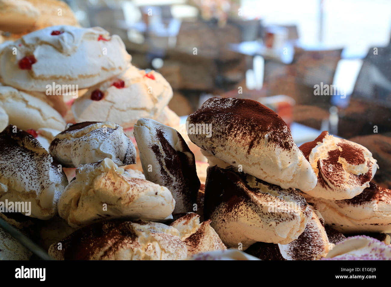 Giant cakes hi-res stock photography and images - Alamy