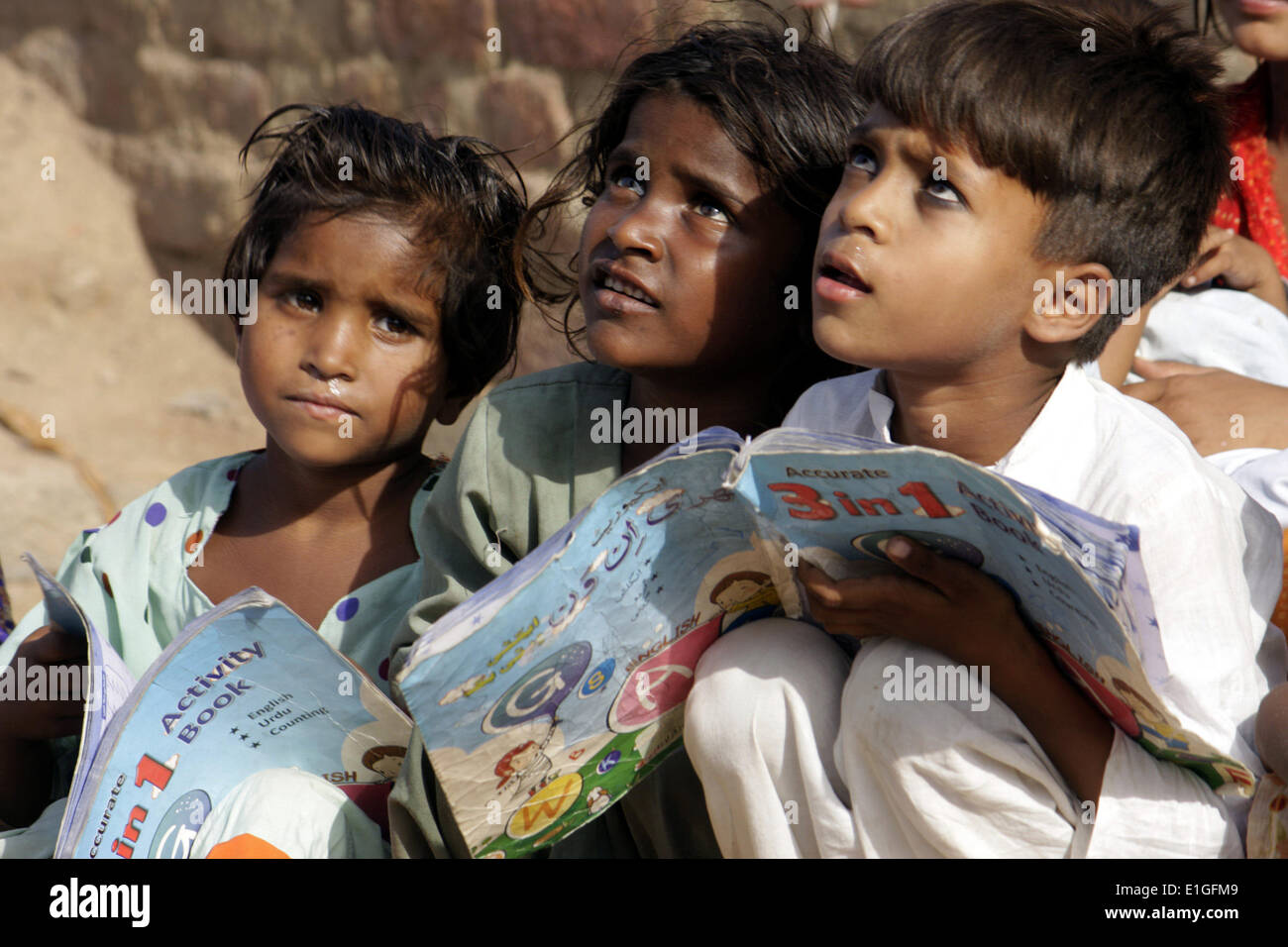 (140604) -- LAHORE, June 4, 2014 (Xinhua) -- Pakistani children attend ...
