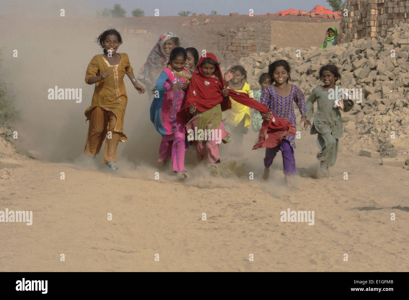 (140604) -- LAHORE, June 4, 2014 (Xinhua) -- Pakistani children play at ...