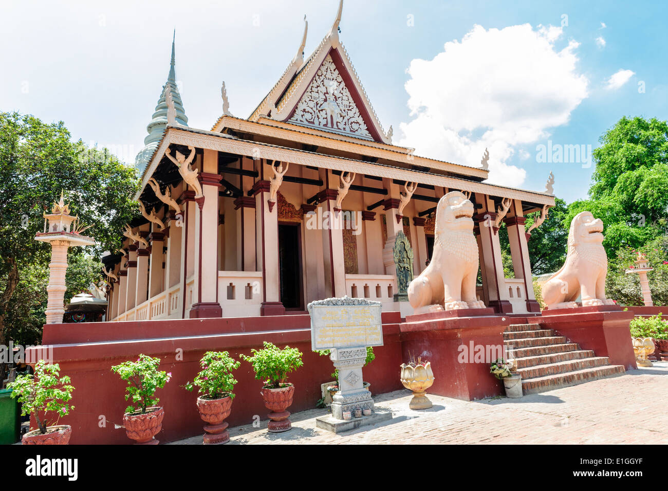Wat Phnom, Phnom Penh, Cambodia Stock Photo - Alamy