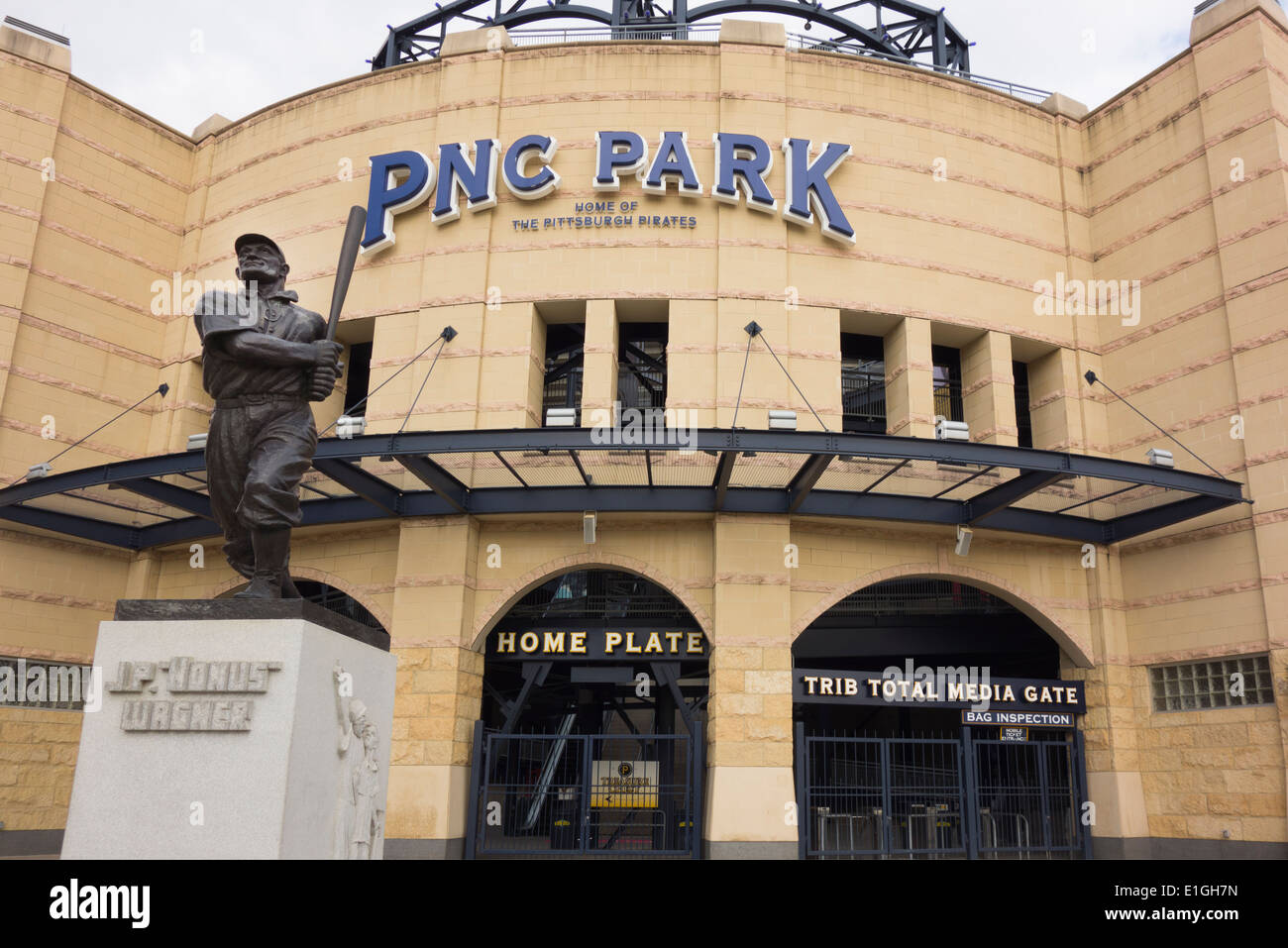 Pittsburgh pnc park baseball stadium hi-res stock photography and ...